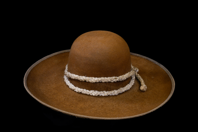 SOMBRERO CASTOREÑO DE CHINACO COLOR CAFÉ - Museo de la Charrería CDMX