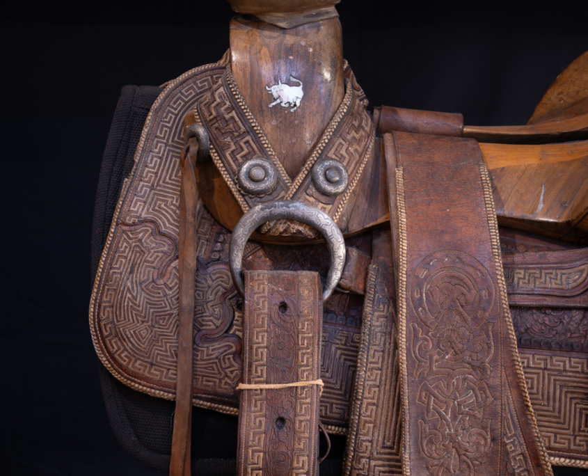 SILLA CHARRA PITEADA, CINCELADA Y ENCORRILLADA - Museo de la Charrería CDMX