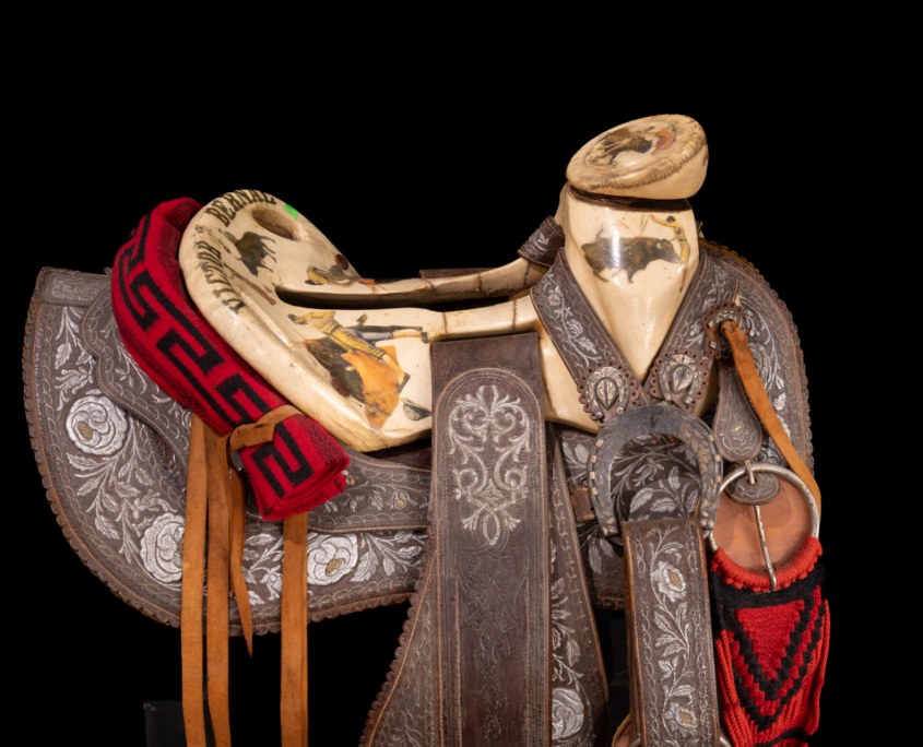 SILLA CHARRA CON MOTIVOS TAURINOS - Museo de la Charrería CDMX